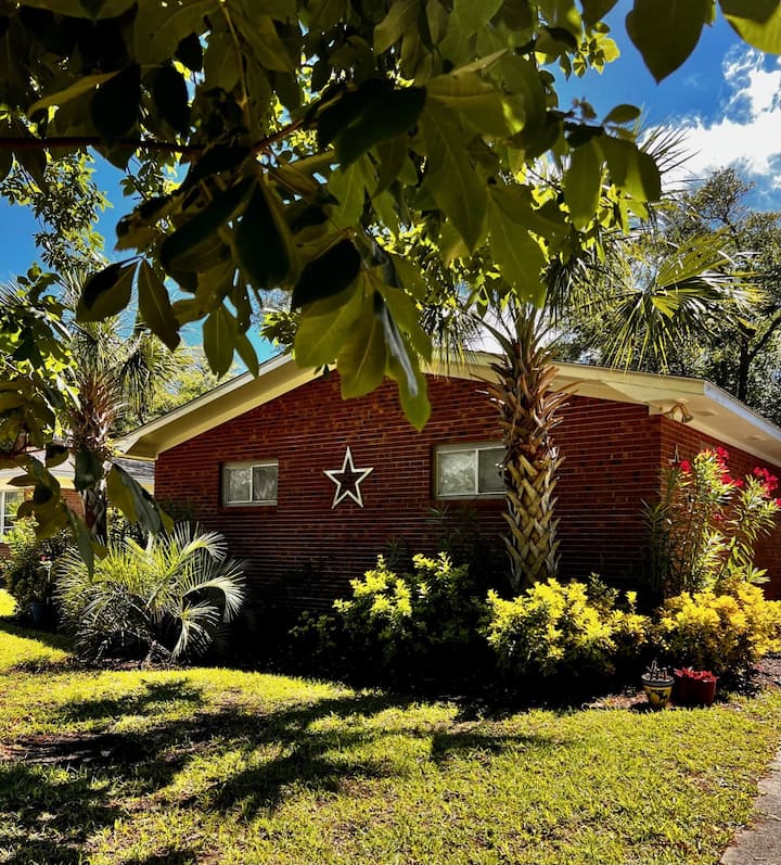 Cheerful Beach Home 2 1/2 Blocks From The Beach. - Bald Head Island, NC