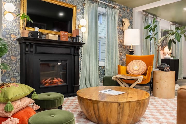 Stylish Bungalow In Ohio City | Private Turf Yard - Cleveland, OH