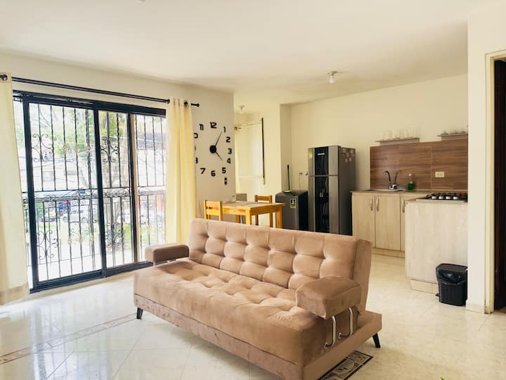 Apt 5 Stars +Wifi+fan+smarttv+great Location, Cali - Cali