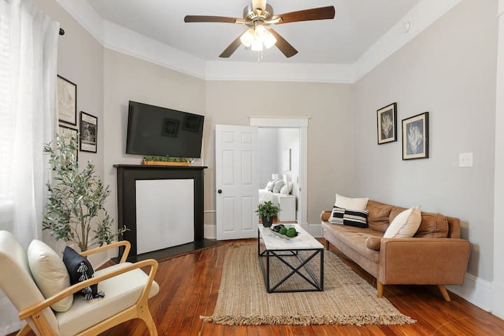 Modern Apt W/ Free Parking + Fast Wifi Near Scad - Savannah, GA