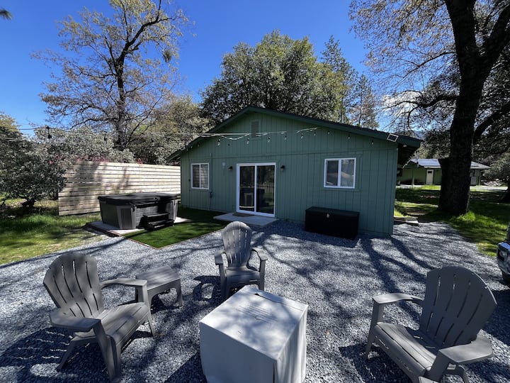 Brand New Hot Tub! | 20 Miles-yosemite | King Beds - Oakhurst