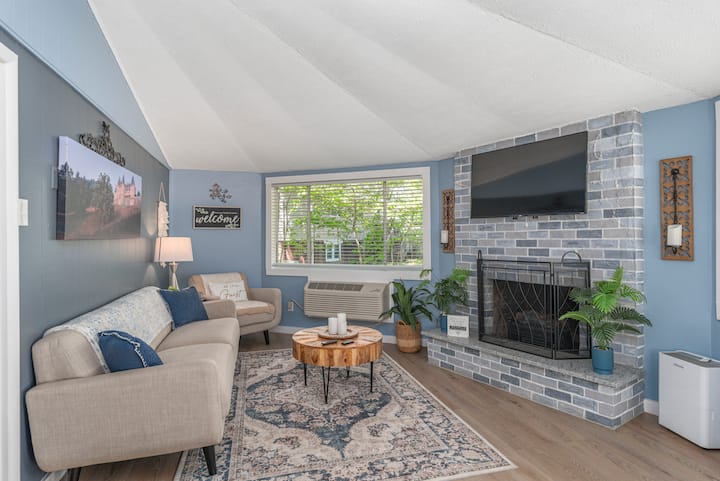 Bright Retreat W/ Firepit & Private Outdoor Lounge - Sierra Nevada