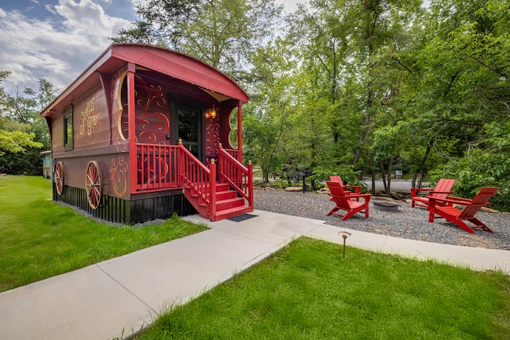 Scarlet Gypsy At Four Fillies Lodge W/ Hot Tub - Pembroke, VA