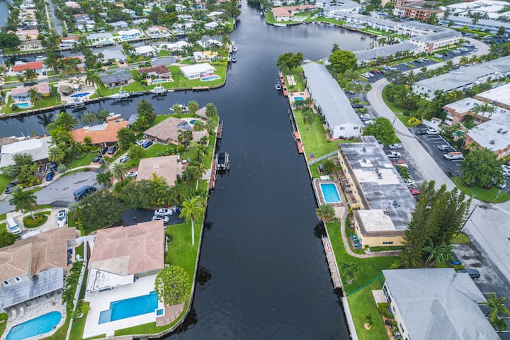 Waterfront 2 Bedroom Condo With Pool - Pompano Beach, FL