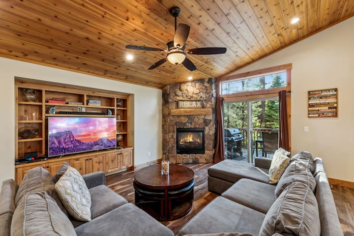 Tahoe Adventure Cabin: Hot Tub, Games, Bunks - Hope Valley, CA