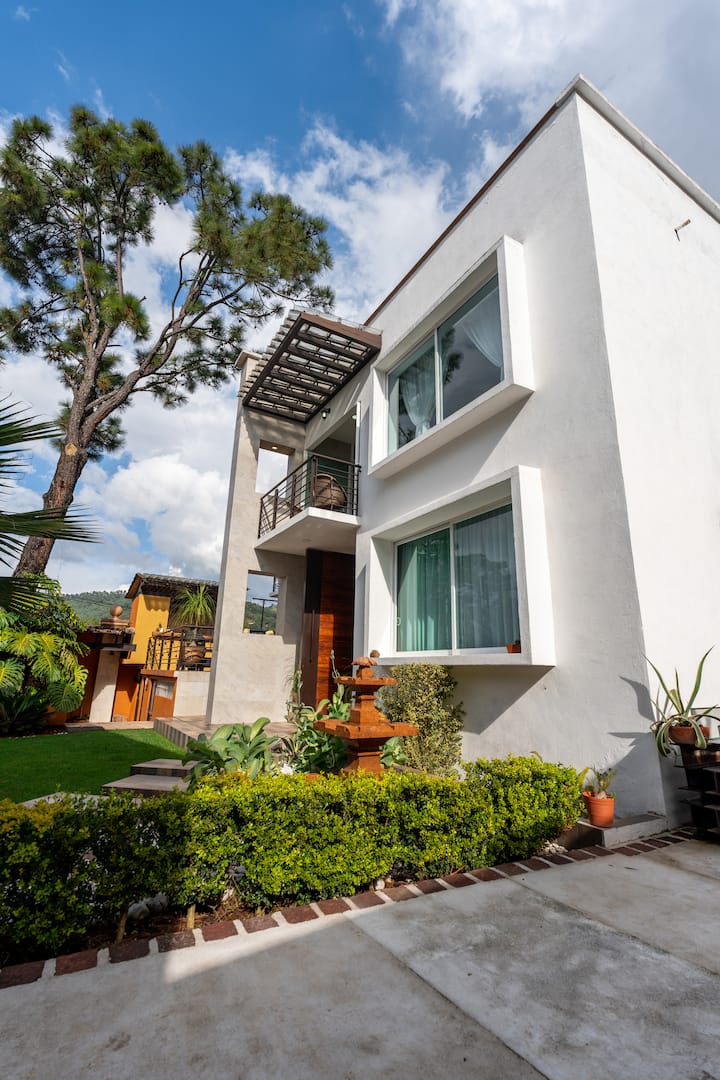 Spacious Home W/ Garden & Pizza Oven - Valle de Bravo