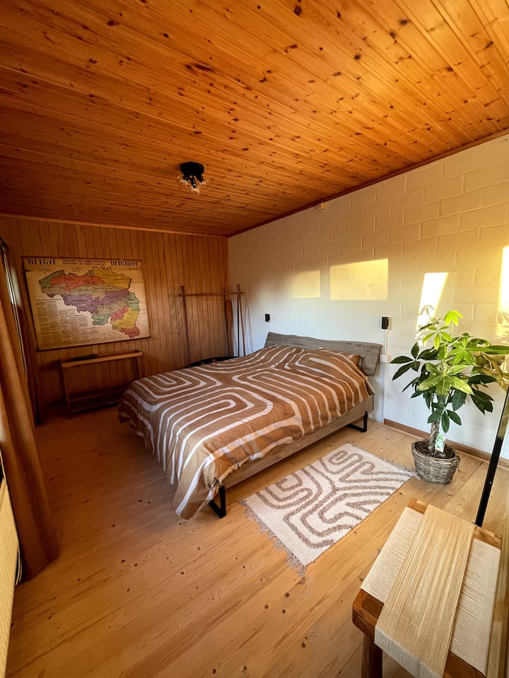 Private Room + Bathroom For Rent In A Big House - Gistel