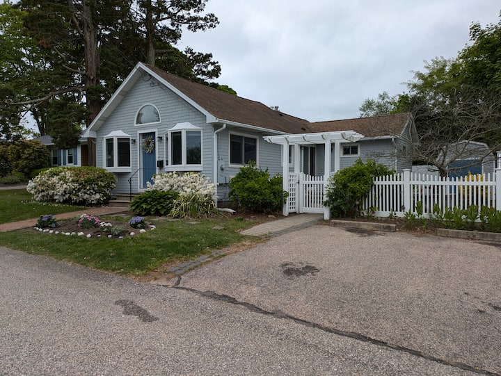 Cheery Cottage 1/2  Mile Stroll To Nar. Pier Beach - Narragansett, RI