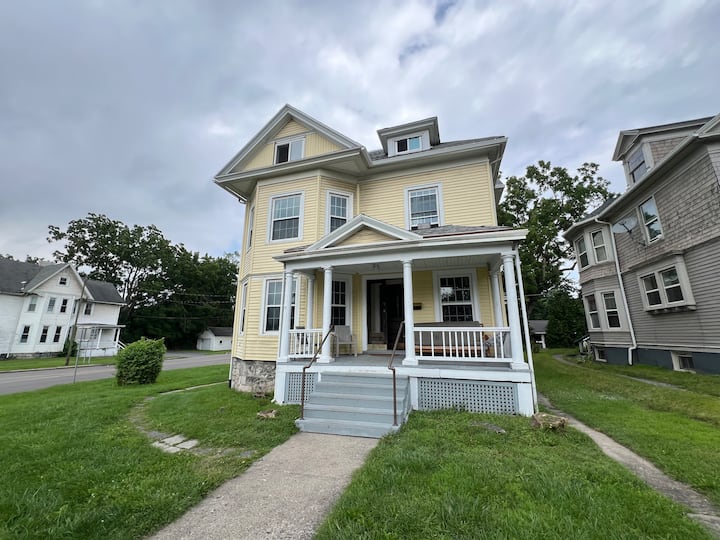 Entire Home: Spacious 8bd 2.5 Ba In Dt Geneva - Geneva, NY