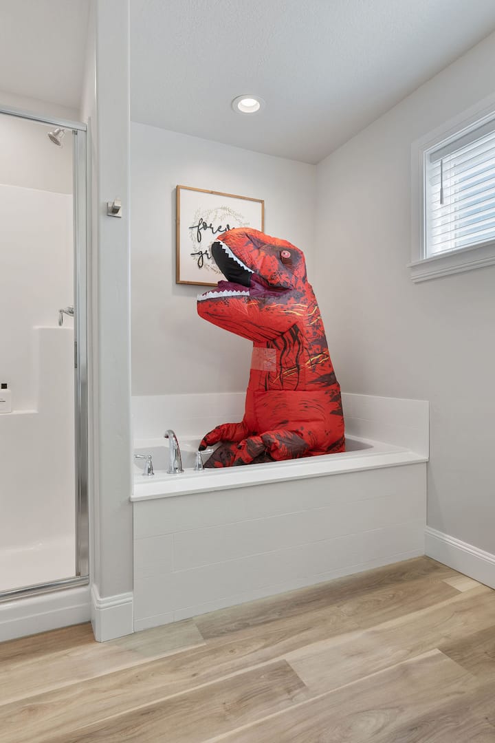 Downtown | Sleeps 16 | Rub-a-dub Dub Dino In A Tub - Bear Lake