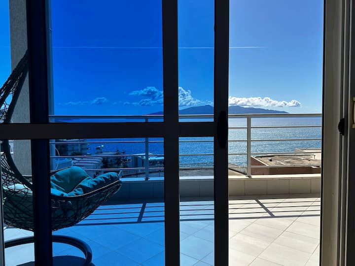 Seaview Apartment! Public Parking Near The App! - Sarandë