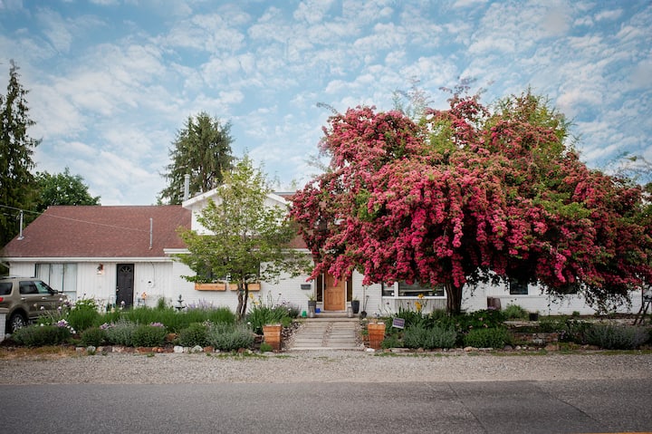 Private Entrance Bright Beachy Getaway Villa - Kelowna