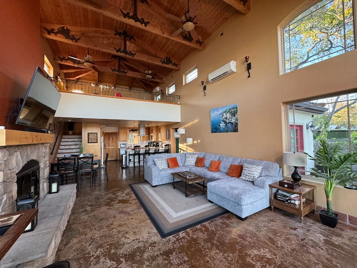 Lakefront Villa + Stunning Views & Outdoor Kitchen - Clearlake, CA