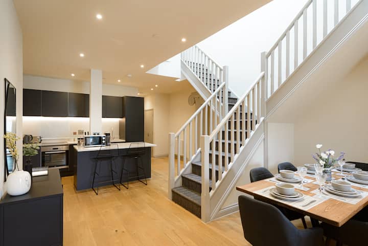 Large Duplex Apartment With Free Parking - 슈루즈베리