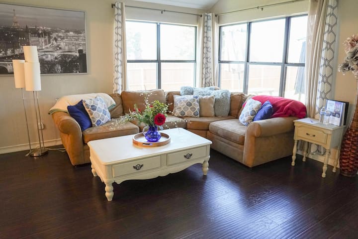 Your Two-story, Pet Friendly Home. Plus, Big Yard! - Mesquite, TX