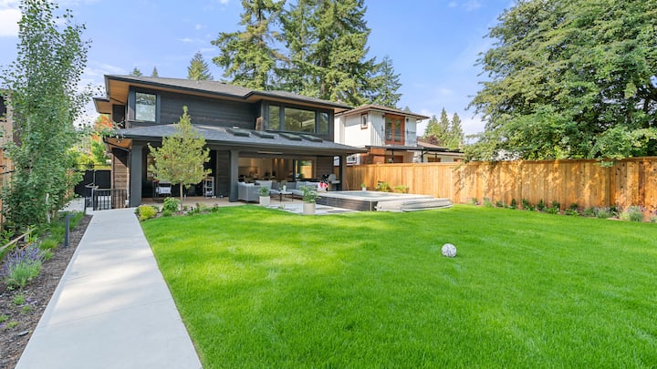 Home In North Vancouver's Prime Location - West Vancouver