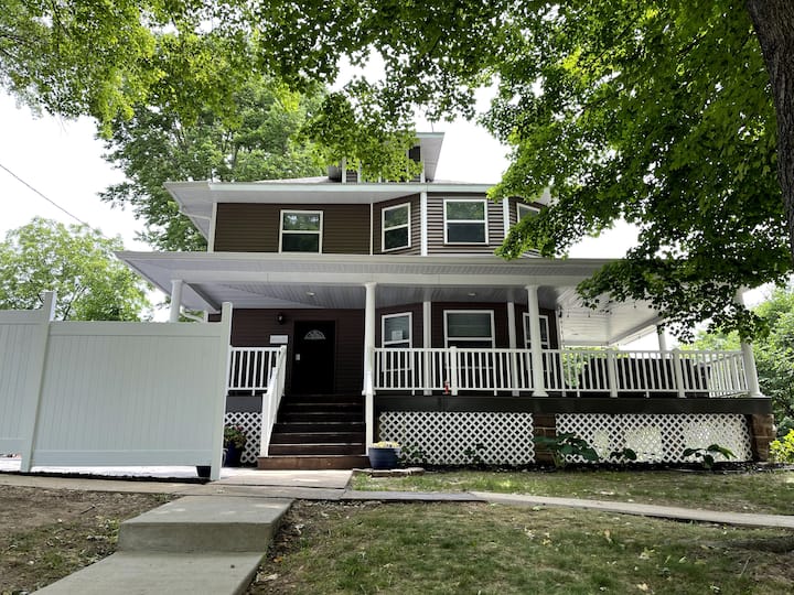 Downtown*beautifully Updated! Firepit*porch*patio! - Wisconsin