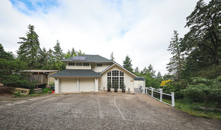 Solar Energy Grand Abode Nestled In The Hills - Eugene, OR