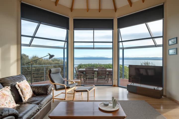 Waterline ~ Ocean Views & Open Plan Living. - Coles Bay