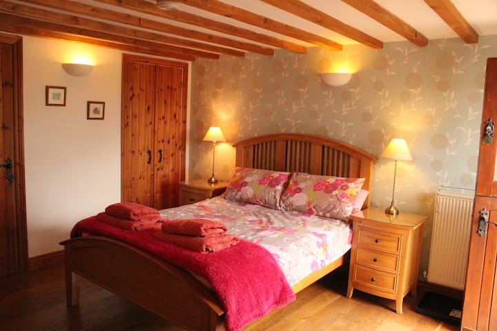 Room 3: Sweet Dreams - Llandovery