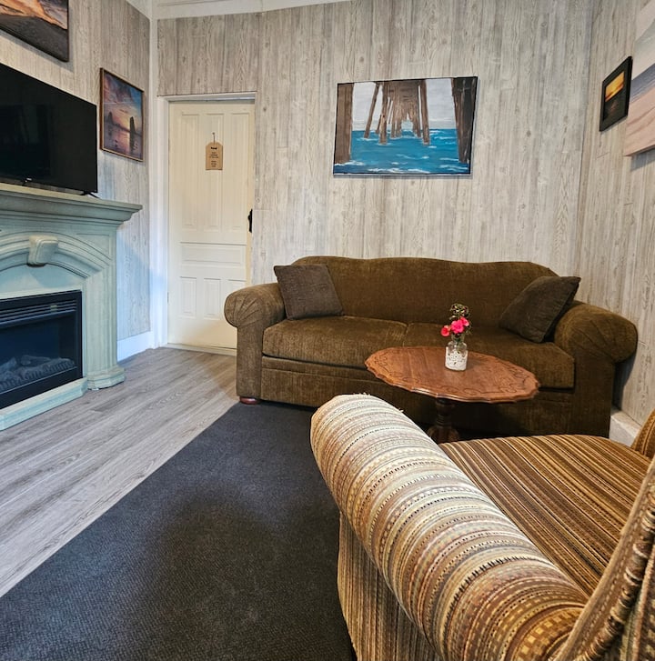 Victoria Park Pad | Private Downtown Suite - Kincardine