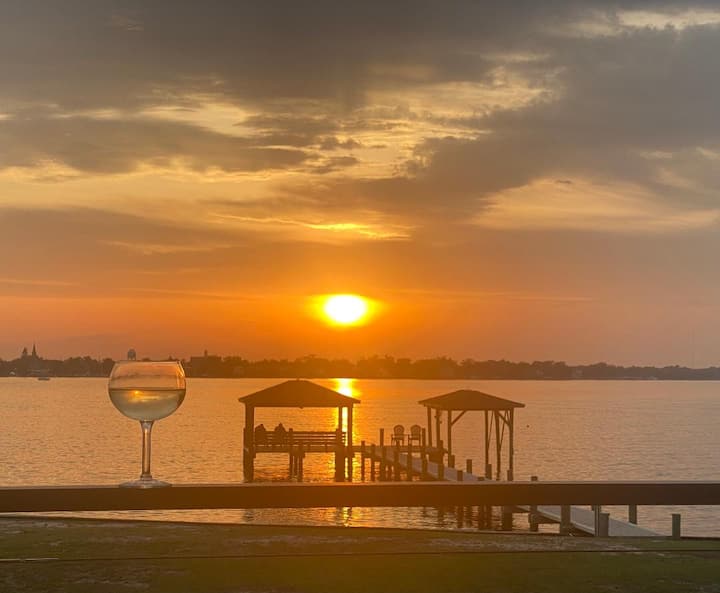 Lil' Dock/riverfront Apt./late Sunday Checkout! - ニューバーン, NC