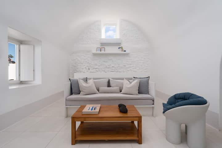 Charming Cycladic Home: Sleeps 7, 3 Beds & 3 Baths - Oia