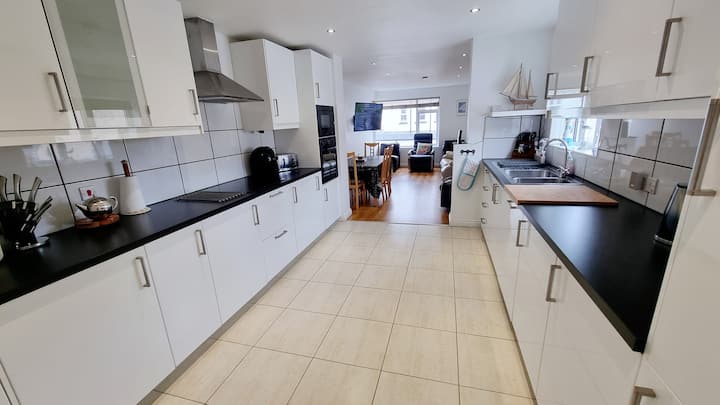 Spacious Townhouse, Sea Views & 1 Min From Beach - Portrush
