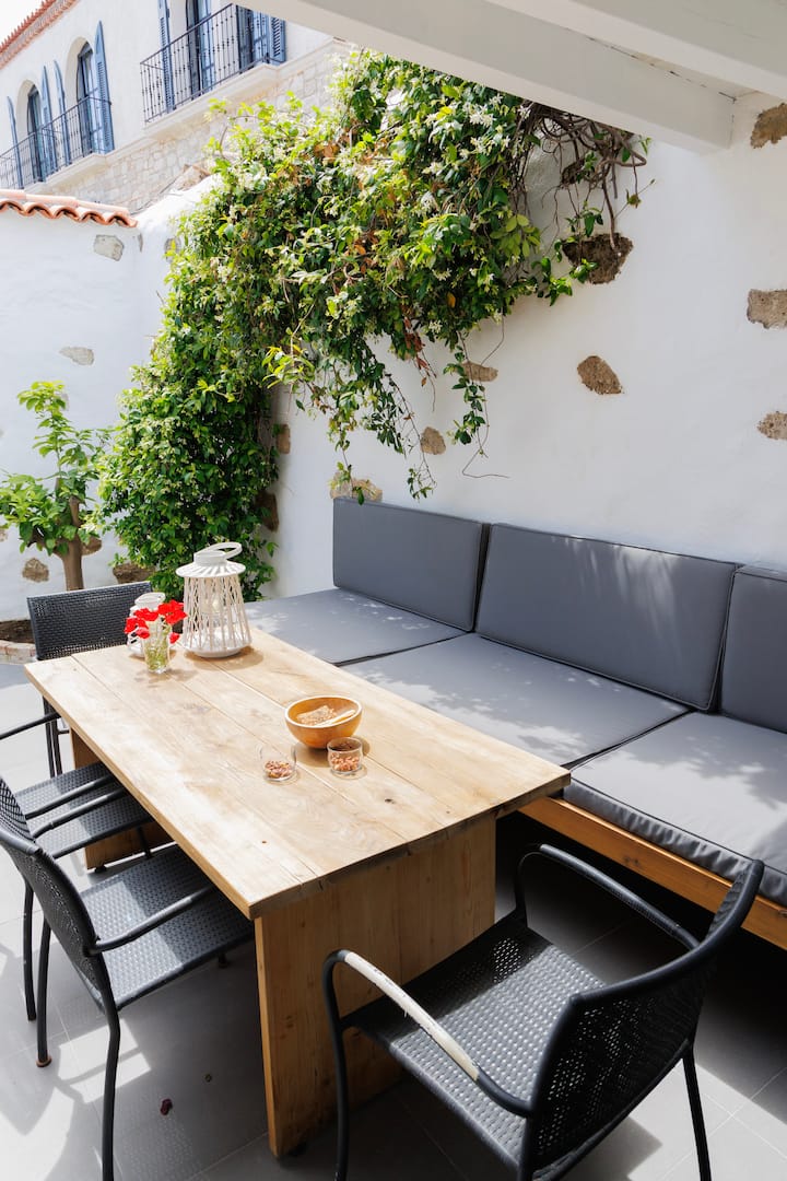 Alaçatı Meydanına çOk Yakın, Sessiz, Modern Taş Ev - Alaçatı