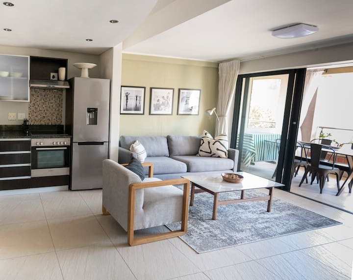 Stylish Apartment With Large, Covered Balcony - Le Cap