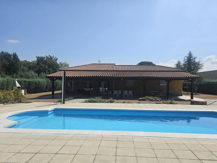Casa Grande Con Jardín, Porche Y Piscina - Cazalegas