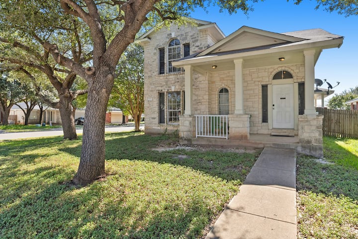 Neighborhood Three Bedroom Home With Hot Tub - Pflugerville, TX