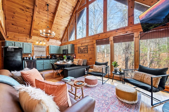 Modernized Cabin + Mtn Views | Mins To Gatlinburg! - Gatlinburg, TN