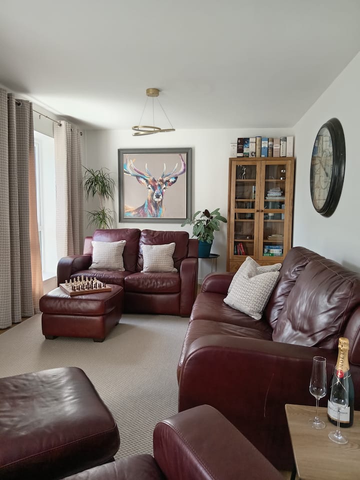 Modern 4-bed | Inverness Home From Home | Parking - Scotland