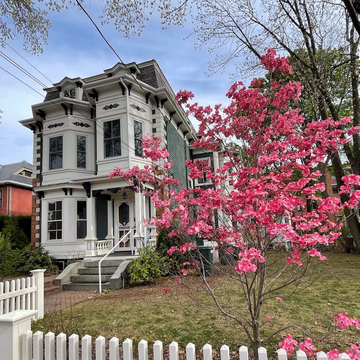 Harvard Experience! Grand 5br 3.5ba 2 Parking - Boston, MA