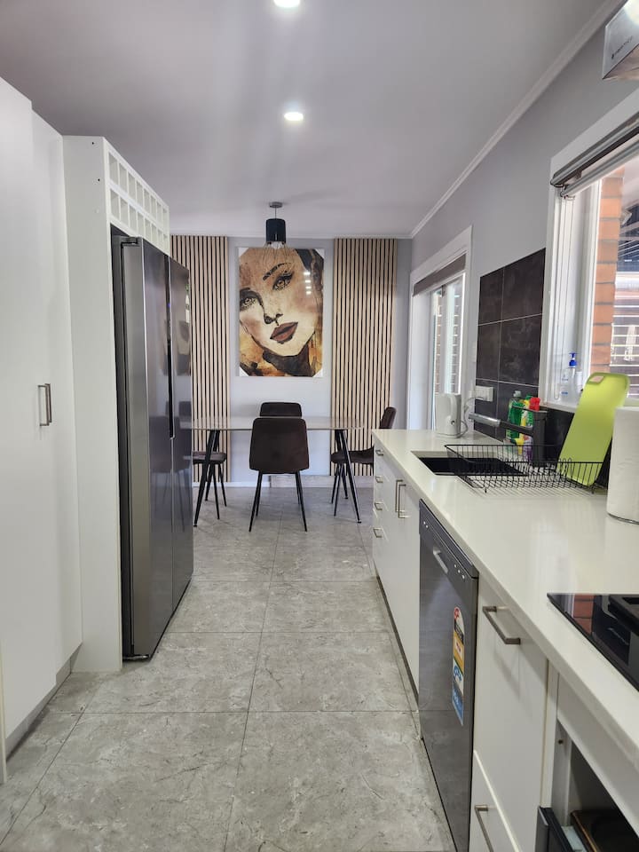 Experience Comfort In Our 3-bedroom Family Home - Auckland