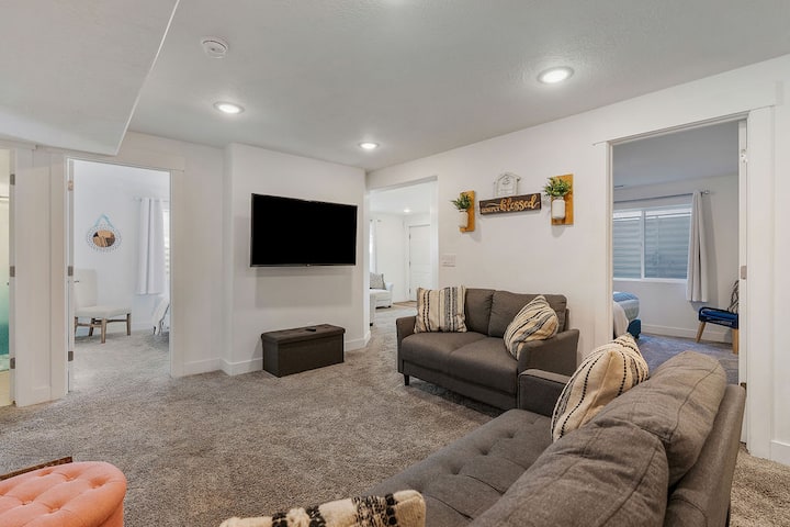Roomy 3+br, 2ba, Pets, Cheery Decor+fun Galore - South Jordan, UT