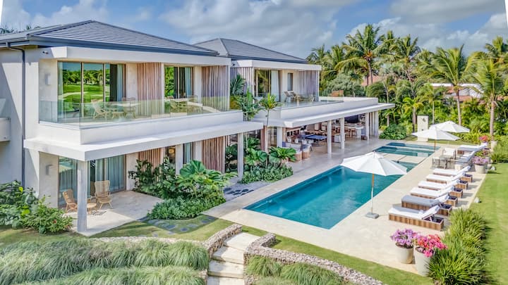 Villa Lorenne - Luxurious Golfside Haven - Punta Cana
