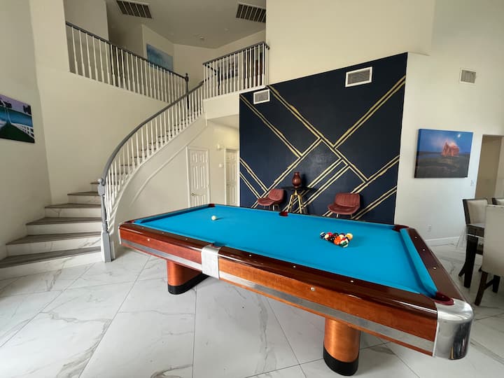 Modern Stay 4-bedroom Home Sleeps 8 - Las Vegas, NV