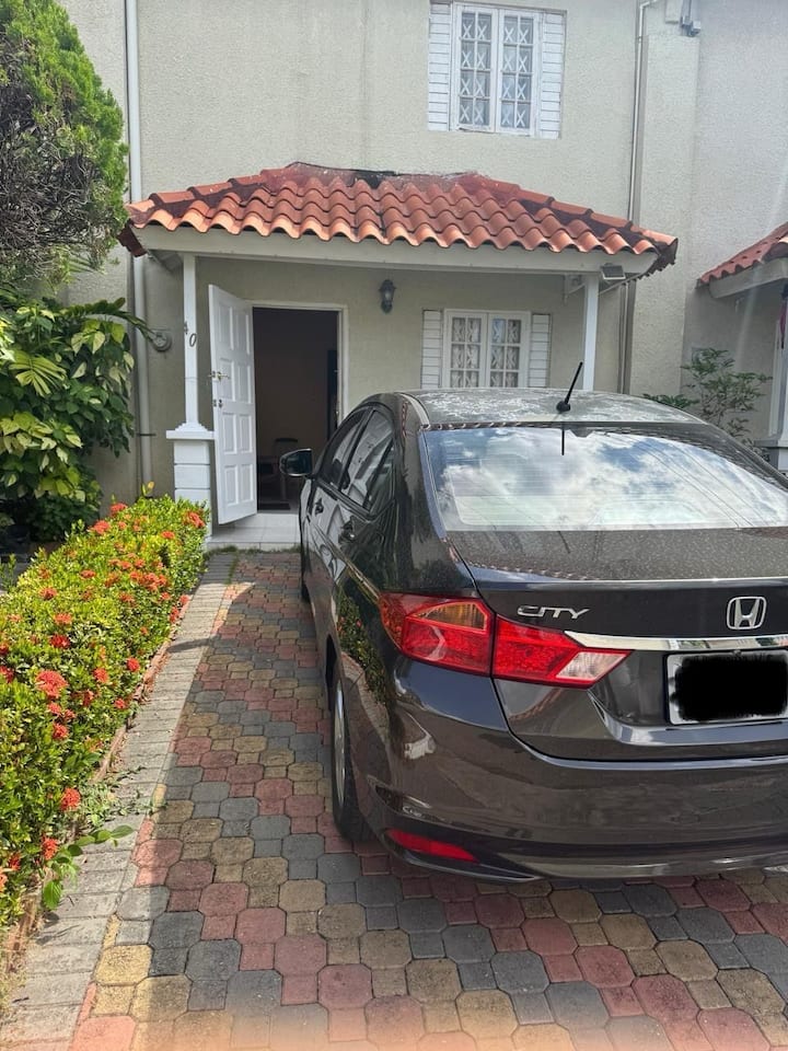 Comfortable 2-bed Room, 1&1/2 Bathrooms Town House - Kingston