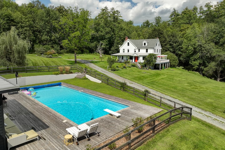 Modern, 5 Bedroom, Farmhouse. - Beach Lake, PA