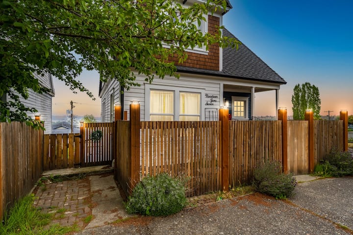 Sparrows Nest In Hilltop Tacoma - Retro Modern - Tacoma, WA
