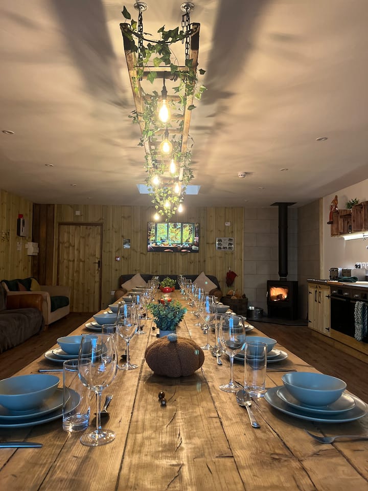 Accommodation For Hen & Stags With Huts & Hot Tub - Shropshire