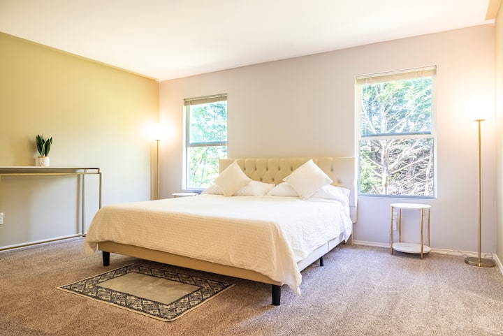 Spacious 4 Bedroom Home W/private Patio & Hot Tub - Mukilteo, WA