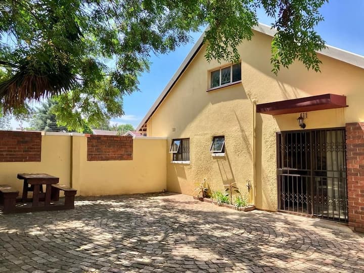Charming Self Catering 2-bedroom - Randburg