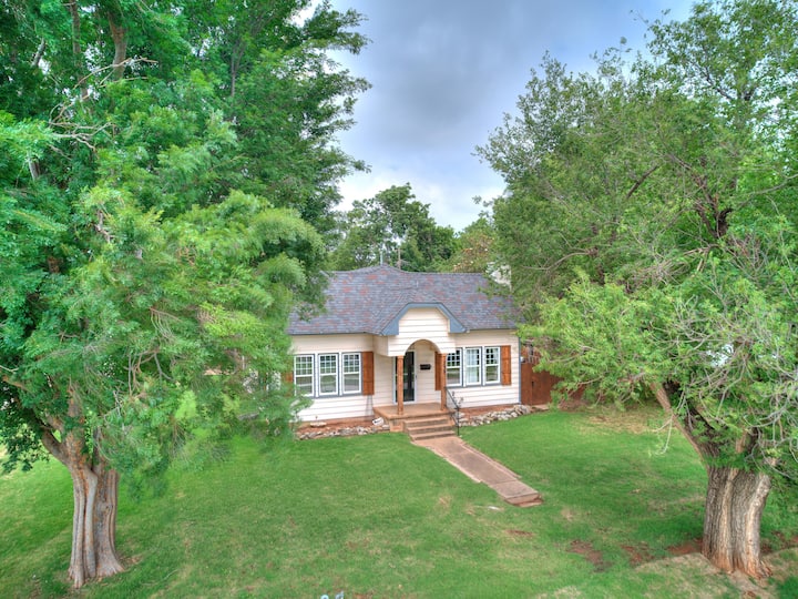 House On The Hill In The Heart Of Edmond! - Edmond, OK