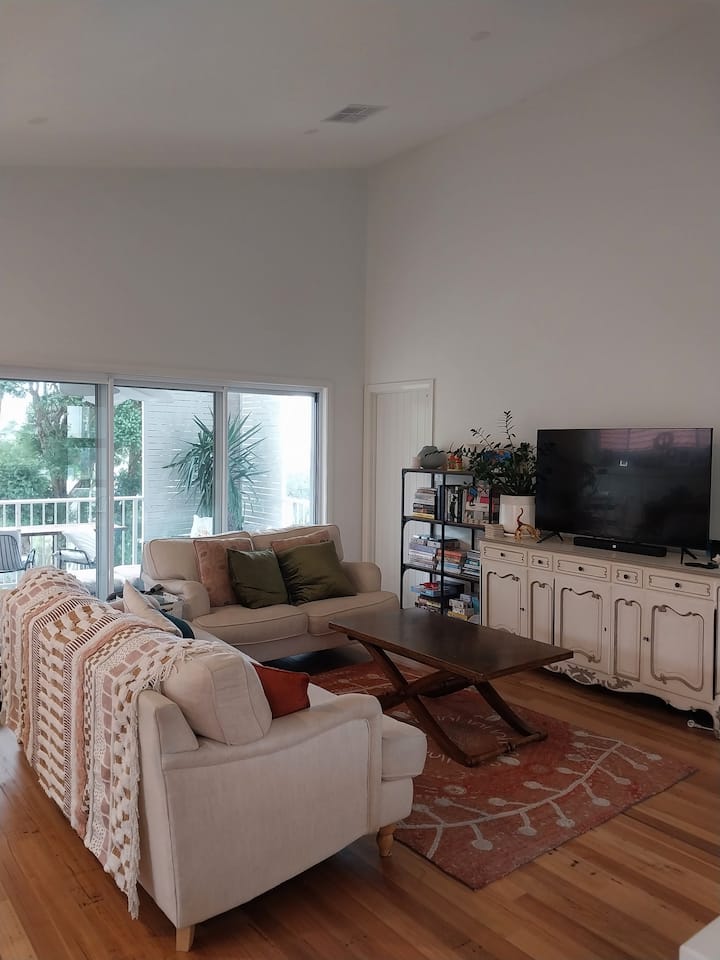 Cheerful 4- Bedroom Home Close To Bush And Beach - Bulli