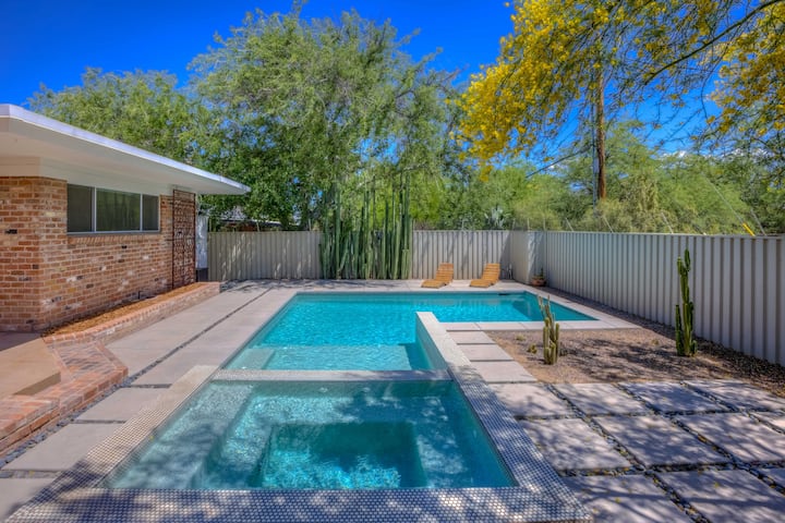 Spacious Mid-century Home With Pool & Hot Tub - Tucson, AZ