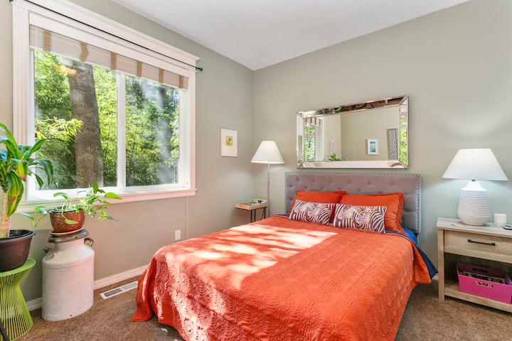 Private One-bedroom Unit With Living Space. - Tigard, OR