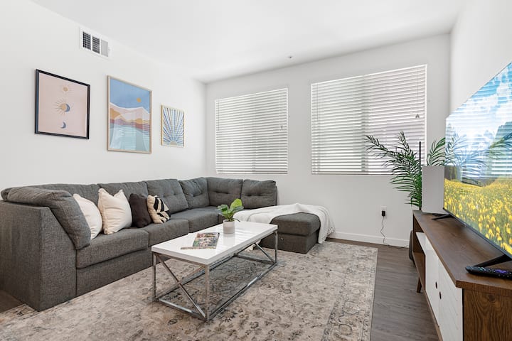 * Stylish Place In The Heart Of Orange County * - Santa Ana, CA